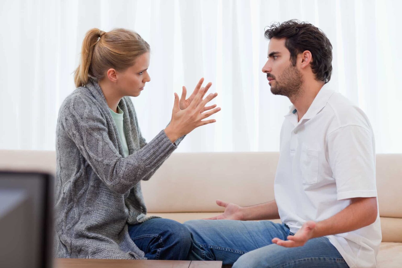 Controlling Husband: Signs, Reasons, Impacts & Dealing Tips